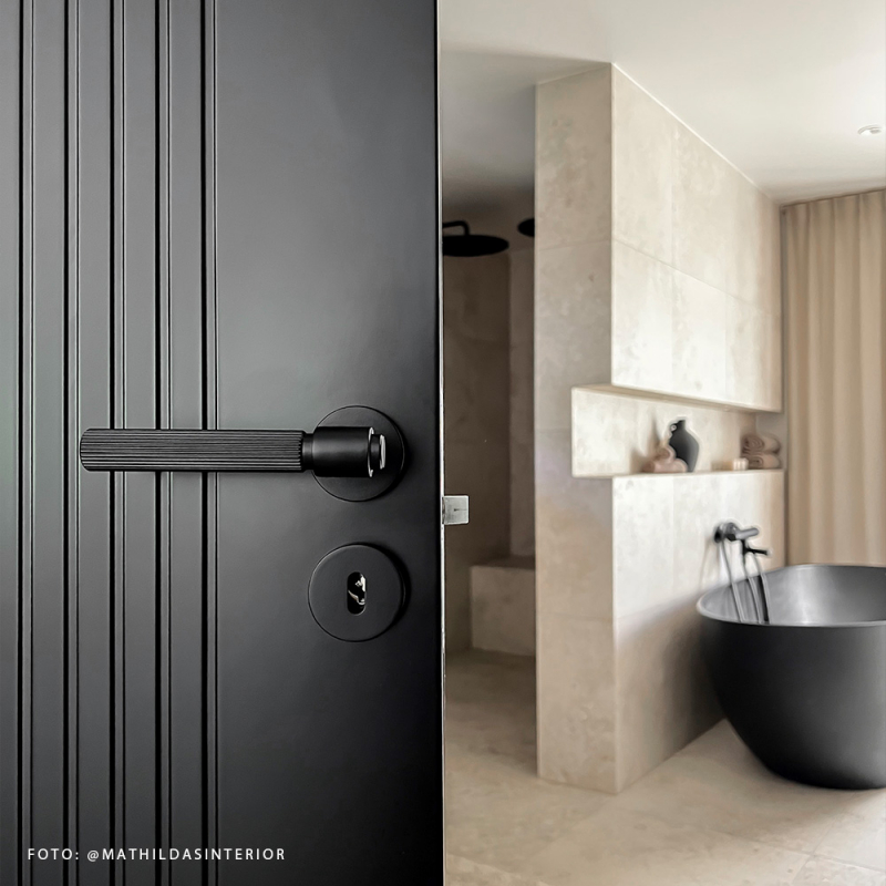Door handle Helix Stripe - Matt Black | Door handle | Beslag Design